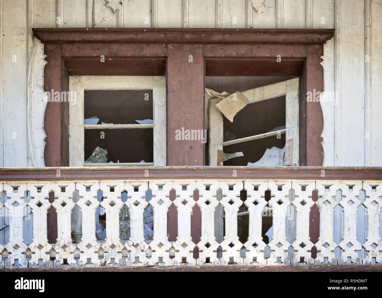 Old broken windows hi-res stock photography and images - Alamy