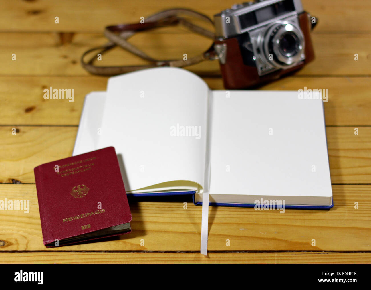 Old fashioned camera hi-res stock photography and images - Alamy