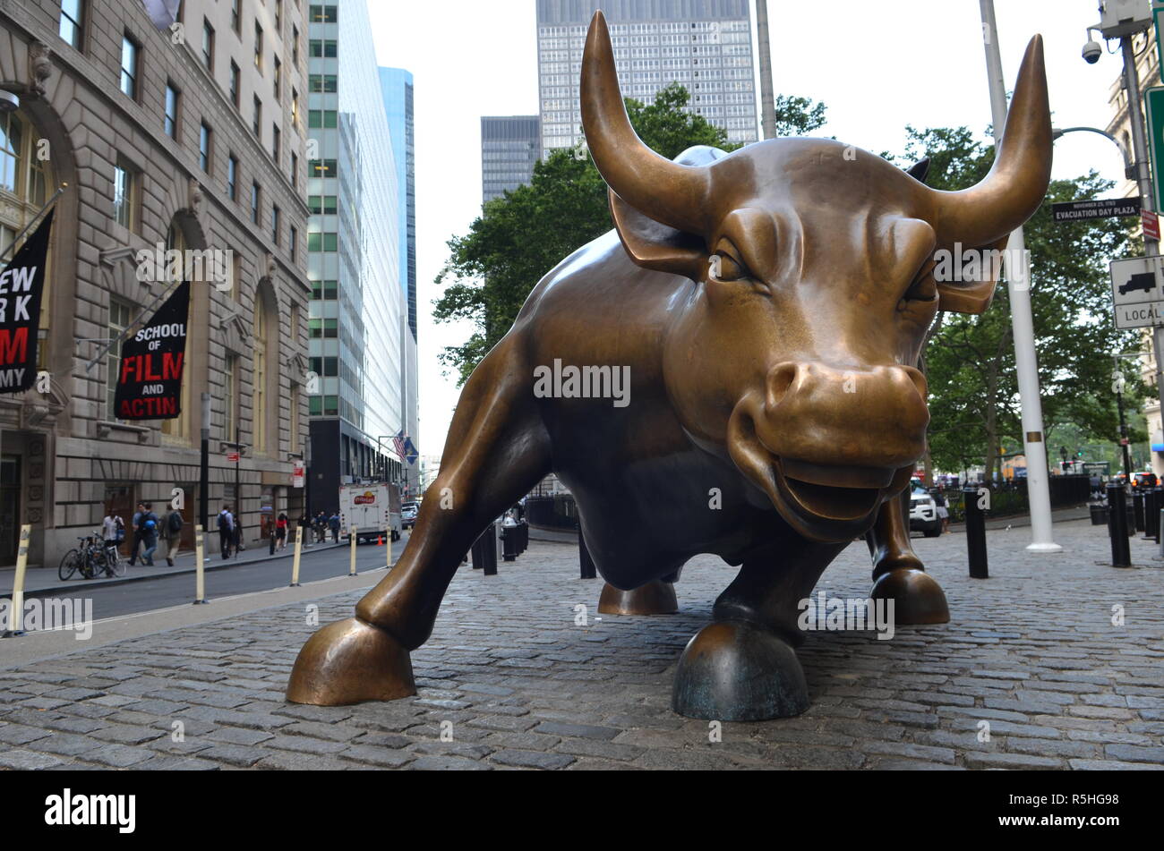 Bull in Lower Manhattan, New York, NY, USA Stock Photo - Alamy