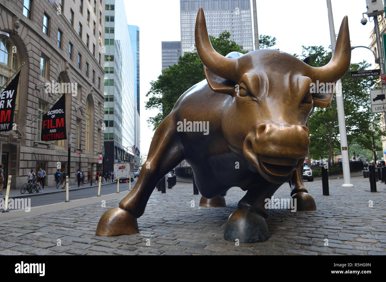 Bull in Lower Manhattan, New York, NY, USA Stock Photo - Alamy