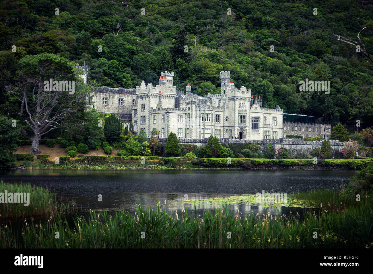 Kylemore abbey and kylemore lake hi-res stock photography and images ...