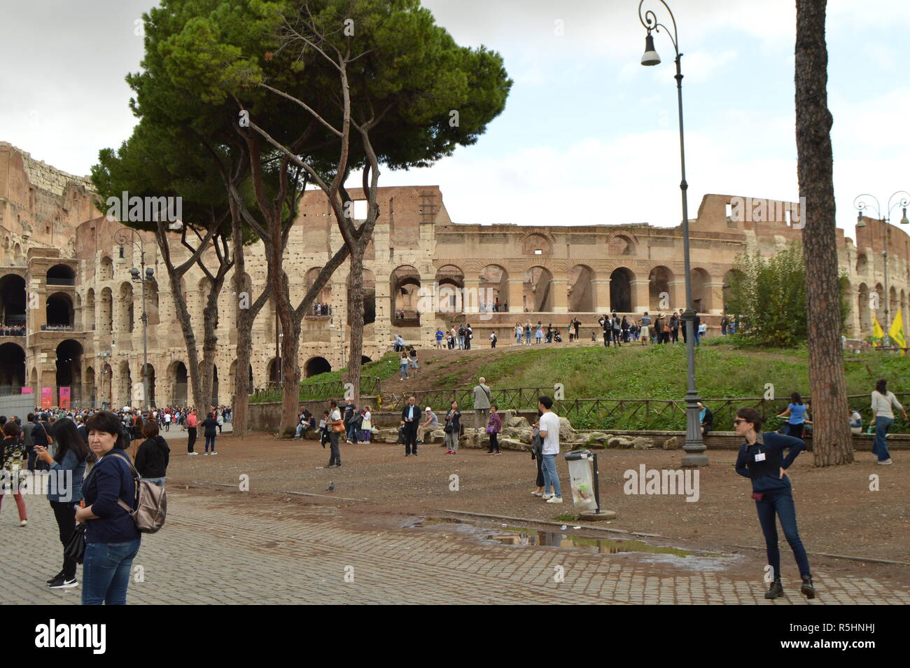 Rome, Italy-October 07, 2018. A large crowd of tourists near the arch ...