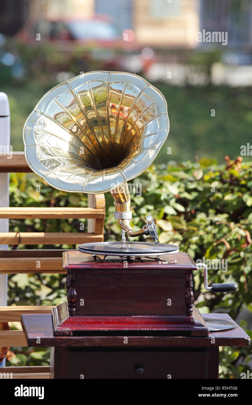 Brass speaker gramophone hi-res stock photography and images - Alamy