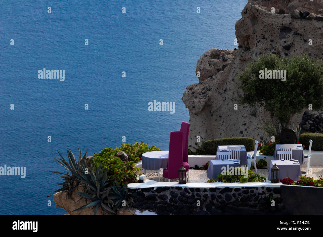 Santorini cliffside restaurant hi-res stock photography and images - Alamy