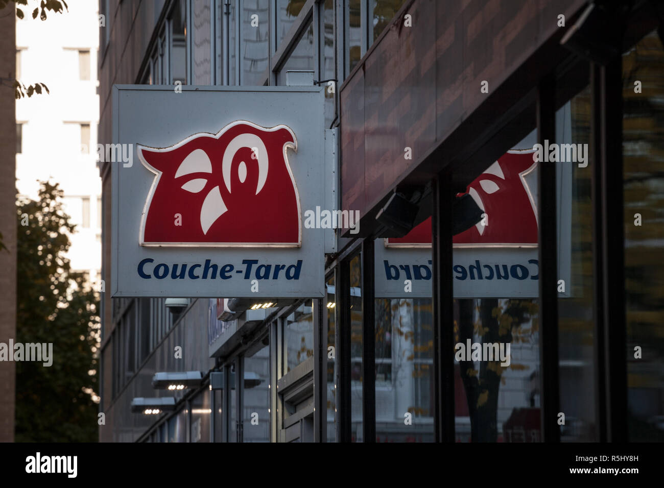 Convenience store sign signage logo hi-res stock photography and images ...