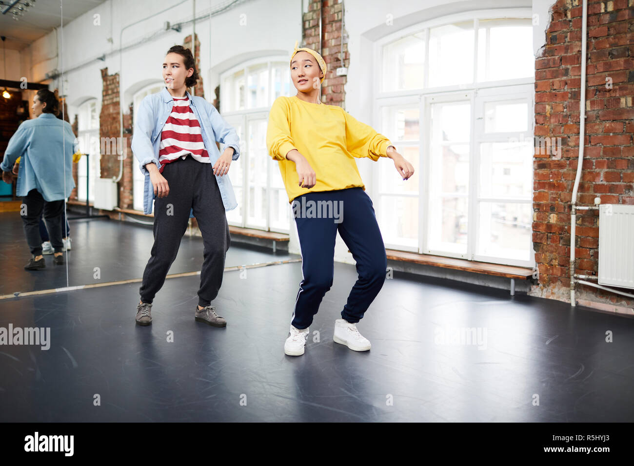 Studio dancing hi-res stock photography and images - Alamy