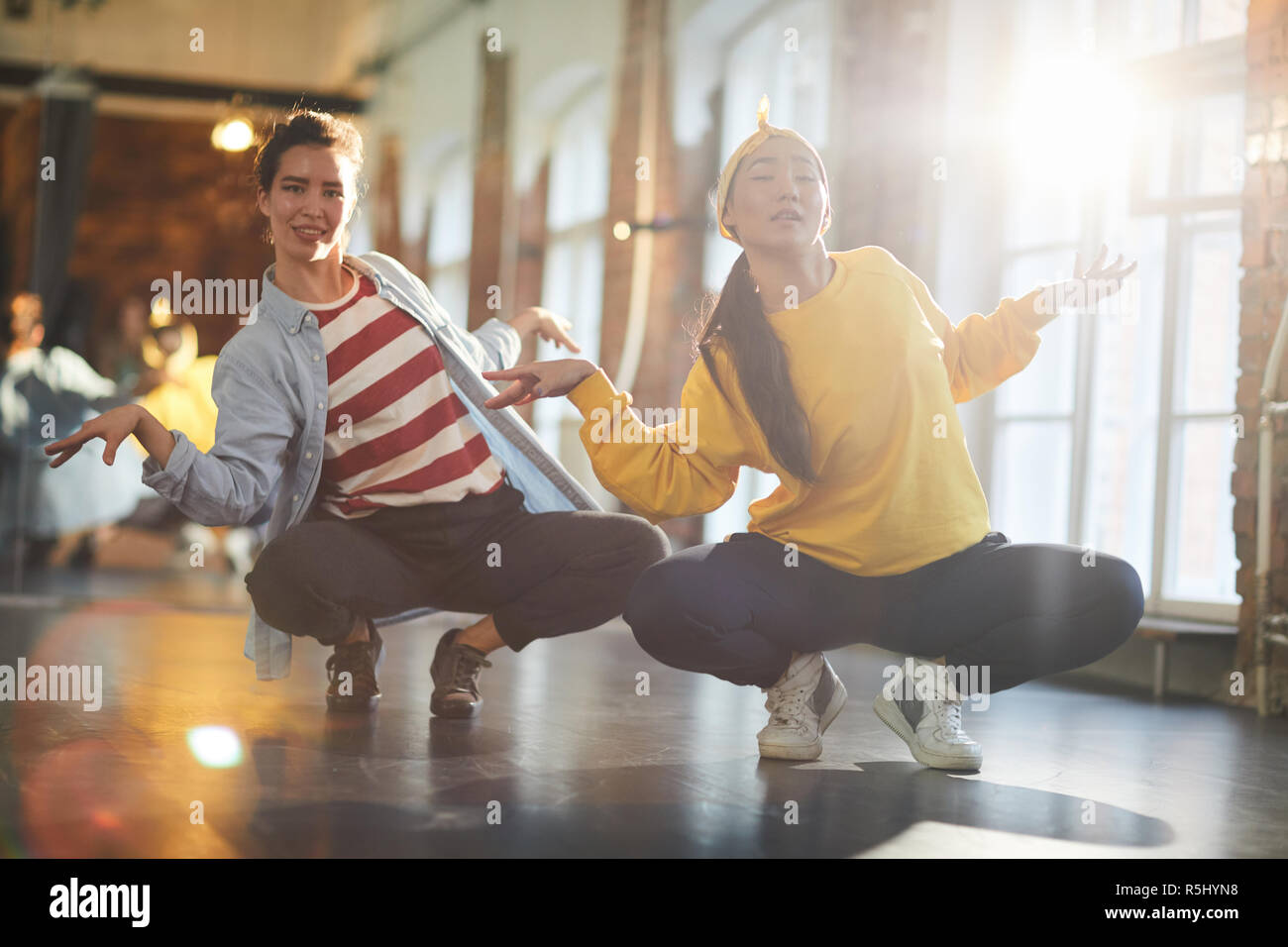Breakdance group hi-res stock photography and images - Alamy