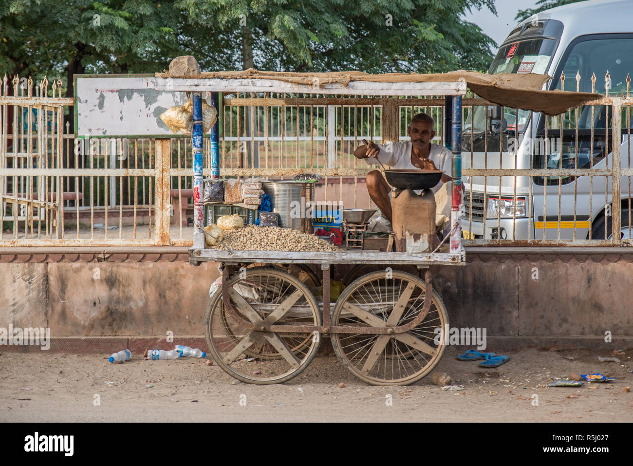 Indian man cooking street food hi-res stock photography and images - Alamy
