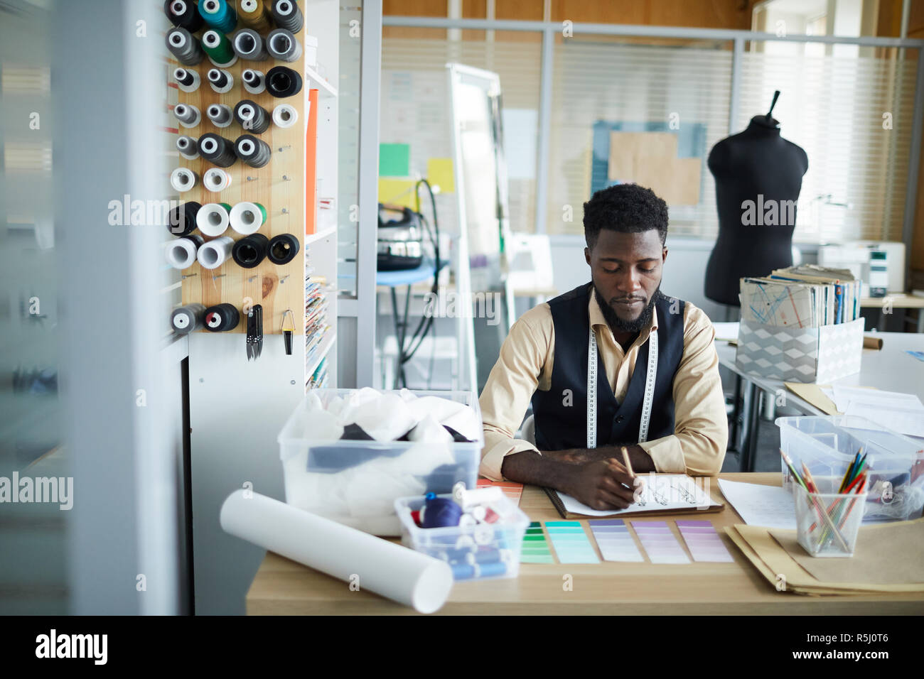 Man sketching hi-res stock photography and images - Alamy