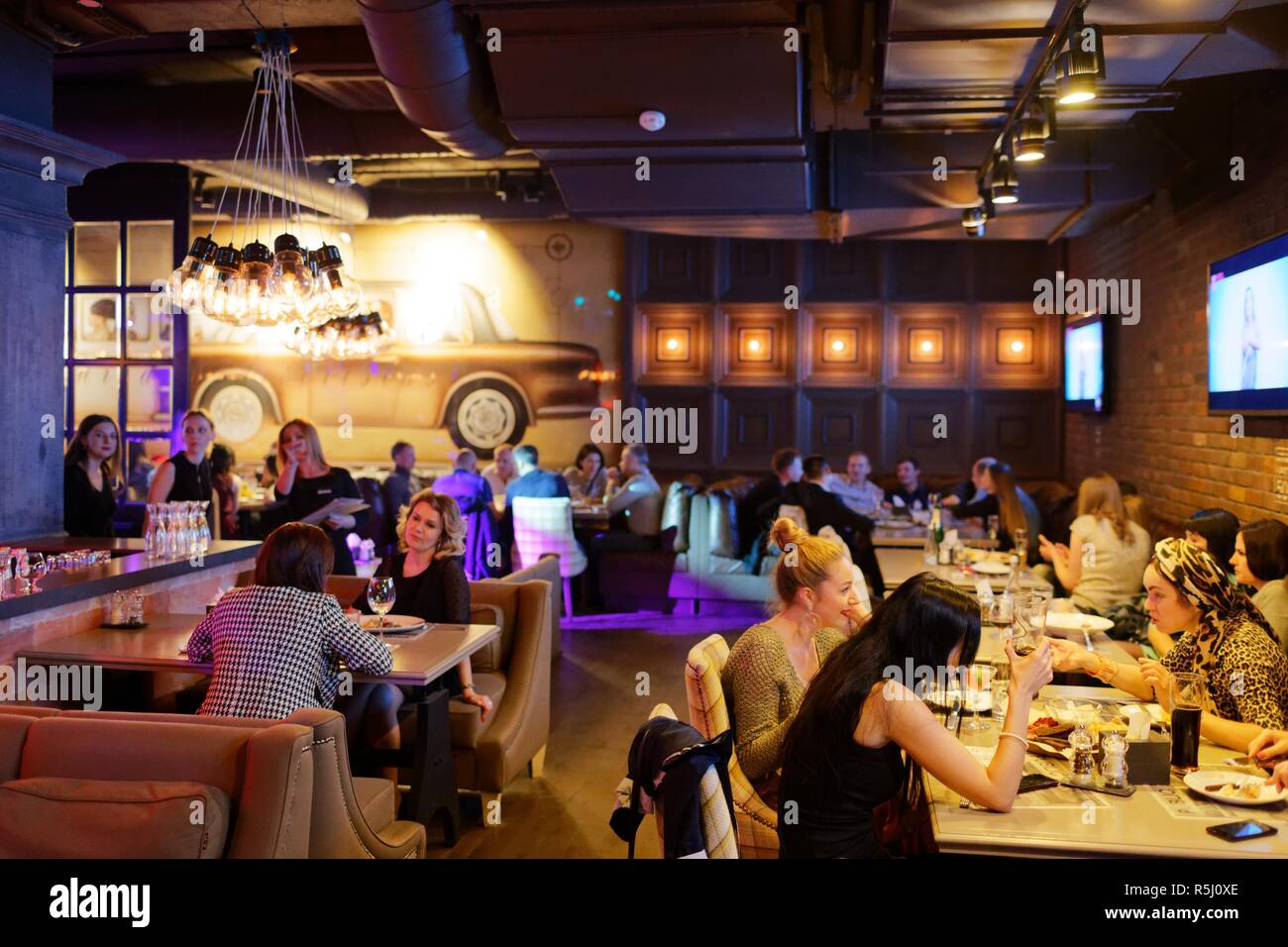 Females with men in nightclub hi-res stock photography and images - Alamy