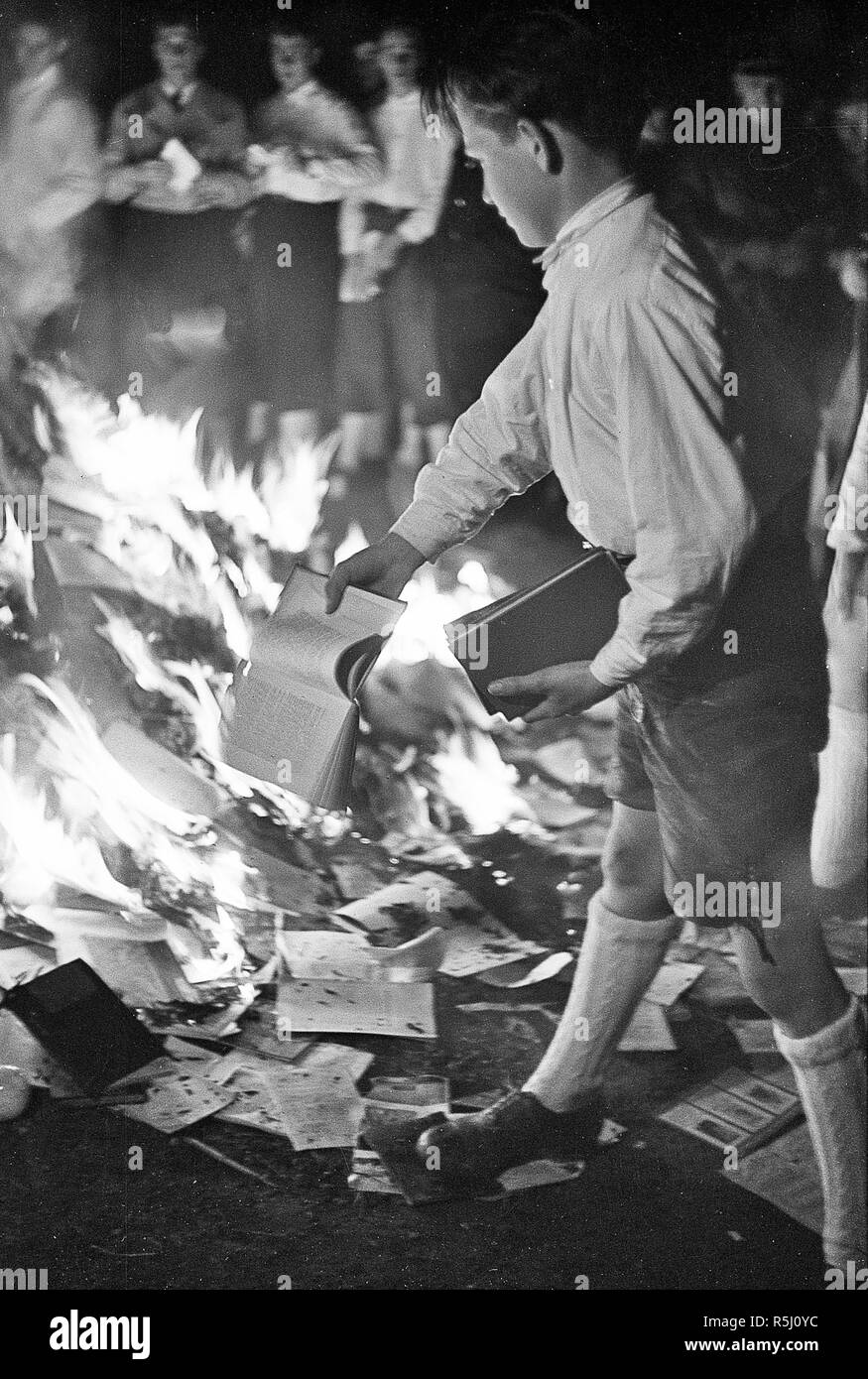 Burning books nazi germany hi-res stock photography and images - Alamy