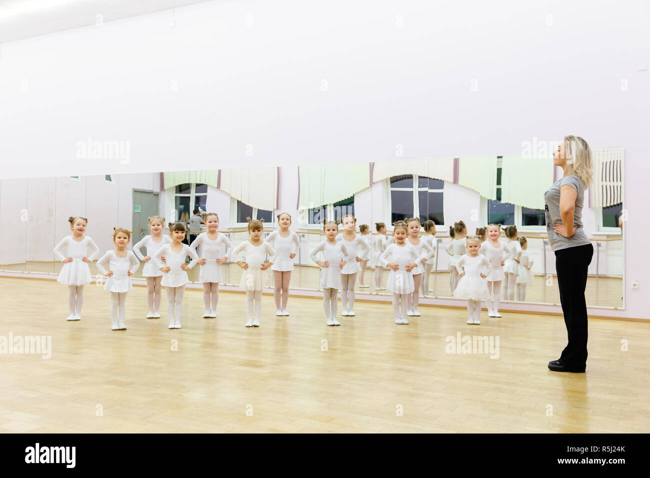 Girl gymnast elementary hi-res stock photography and images - Alamy