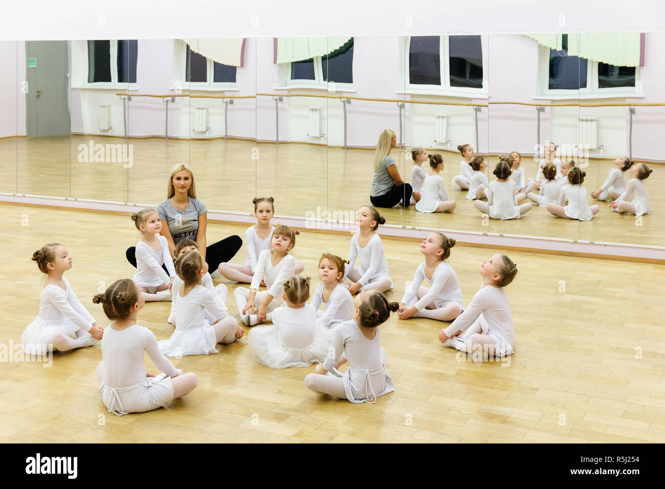 Girl gymnast elementary hi-res stock photography and images - Alamy