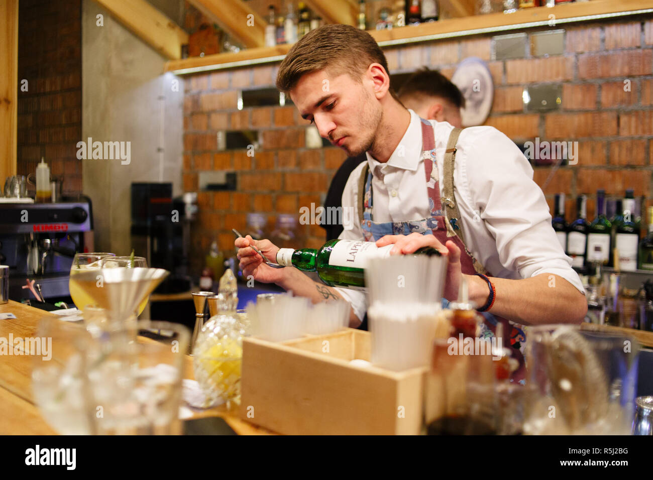 Bartenders occupation hi-res stock photography and images - Alamy