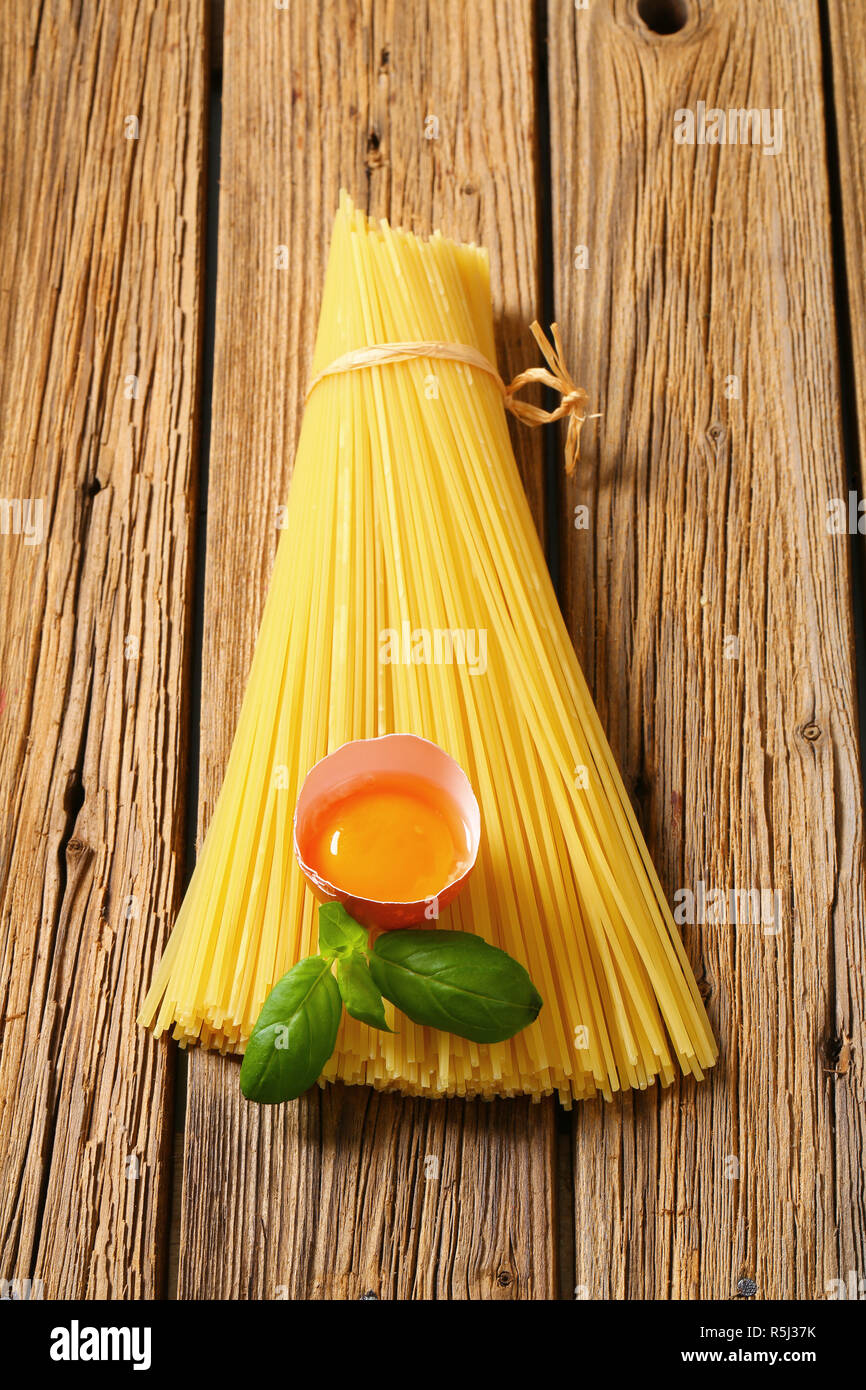 Dried spaghetti and raw egg Stock Photo - Alamy