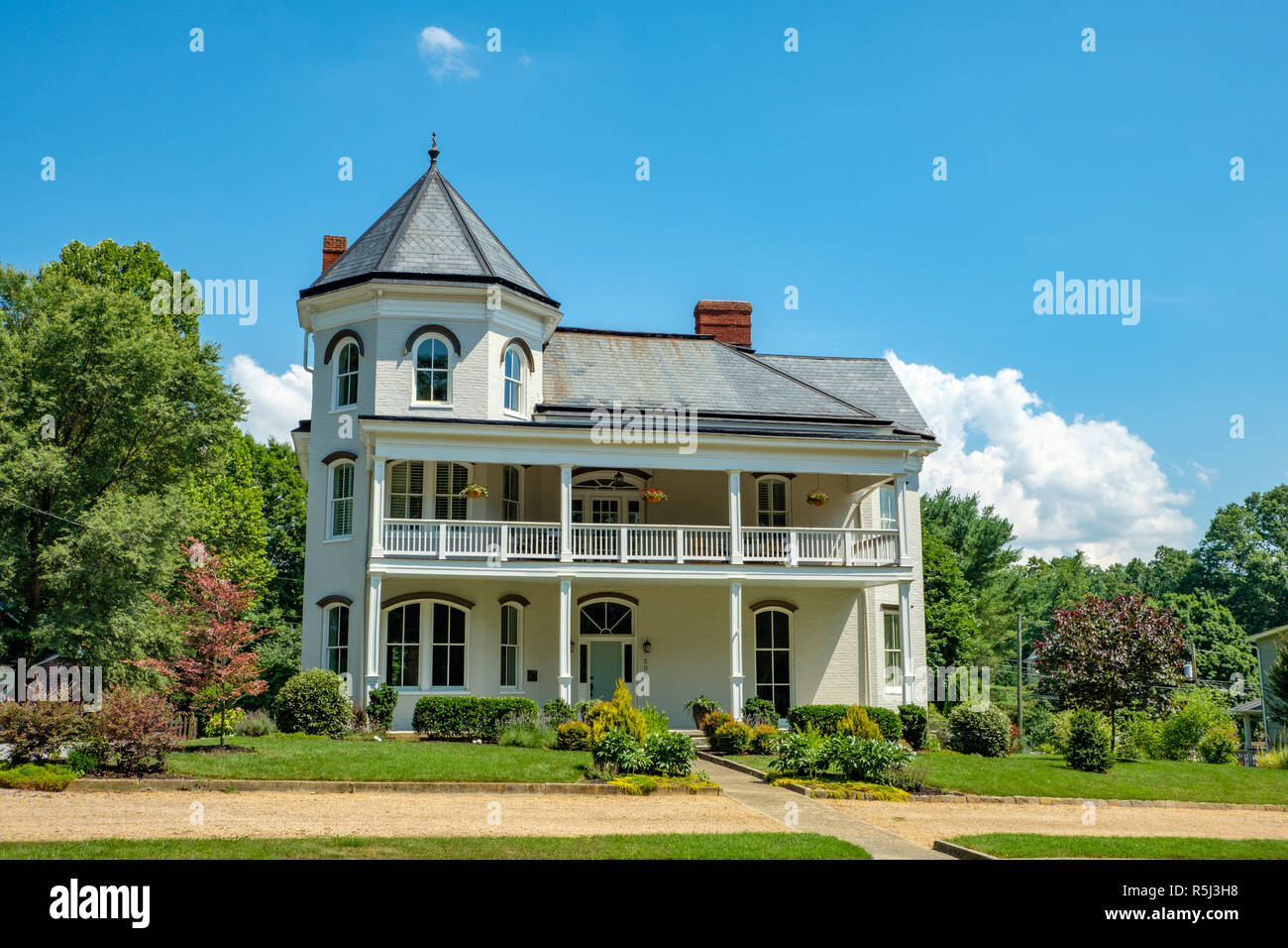 Victorian house parapet architecture hi-res stock photography and ...