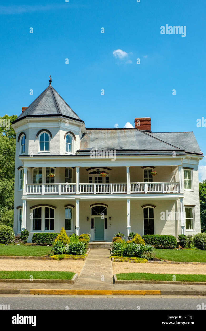 Victorian house parapet architecture hi-res stock photography and ...