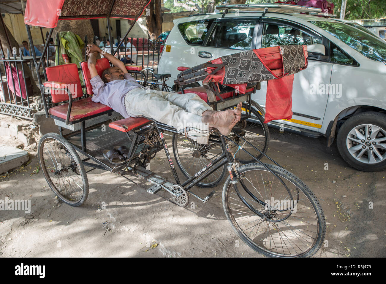 Rickshaw man sleeping in his rickshaw, Jaipur, Rajasthan, India Stock ...