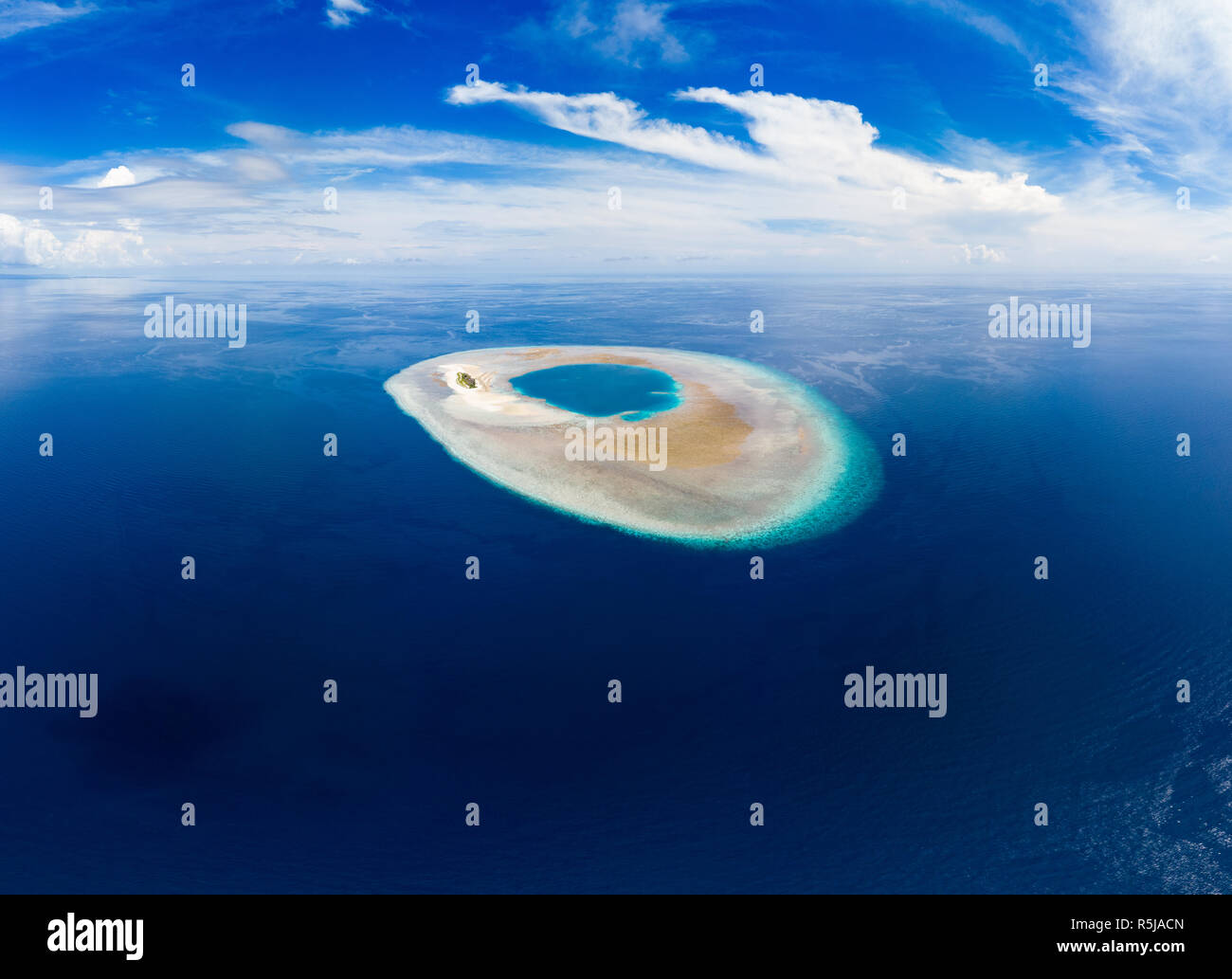 Aerial idyllic atoll, scenic travel destination Maldives Polinesia ...