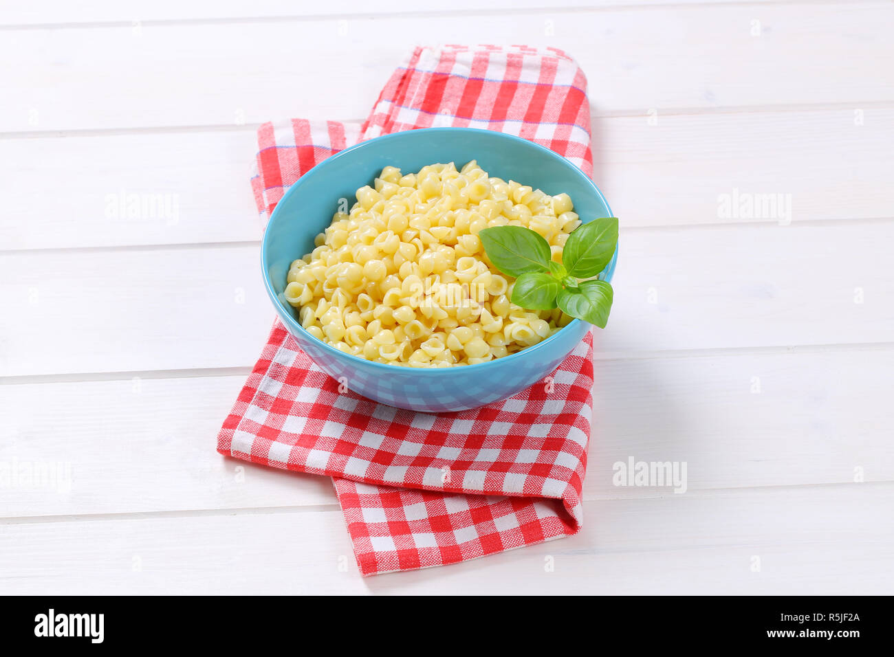 small pasta shells Stock Photo - Alamy