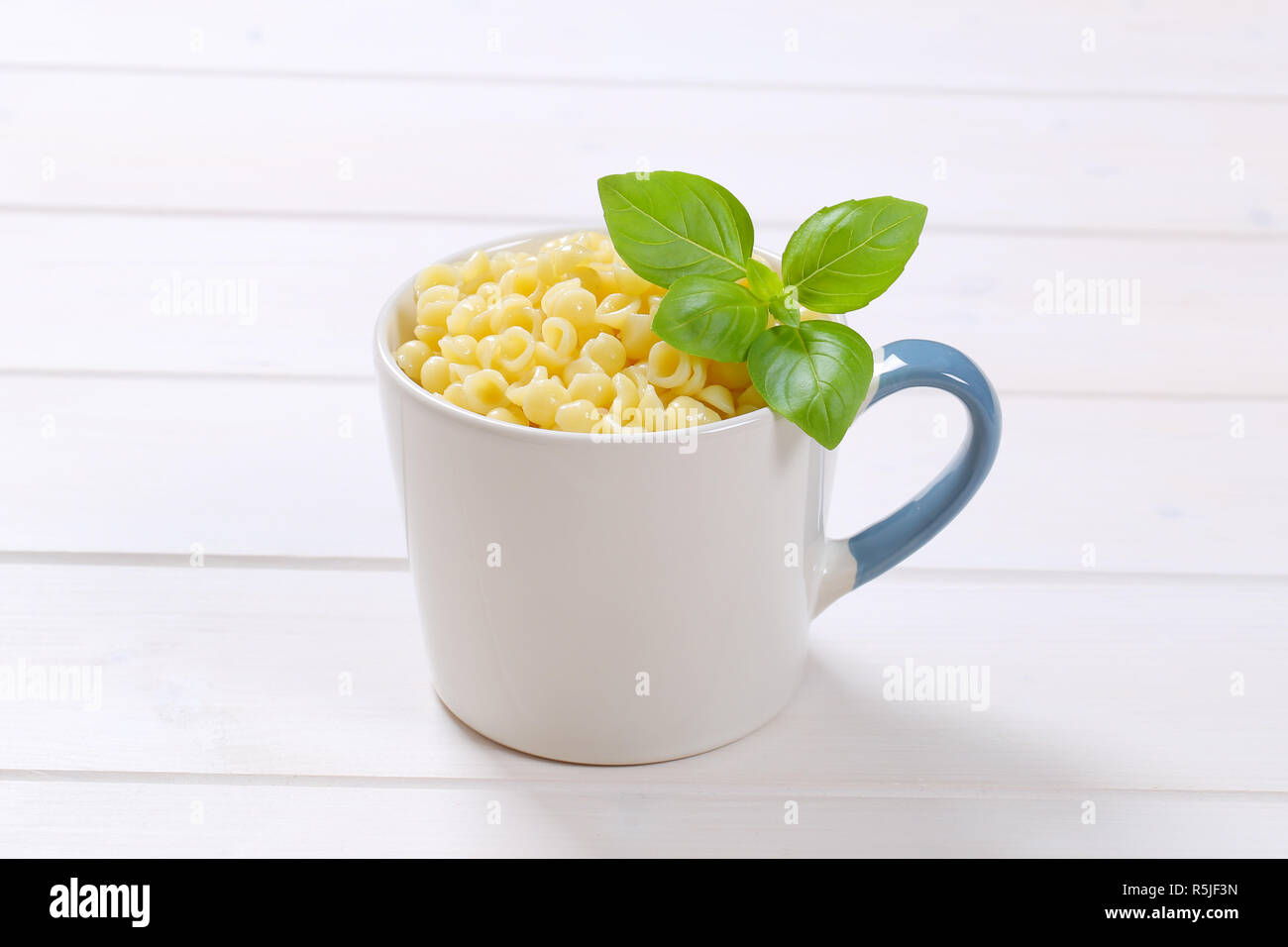 small pasta shells Stock Photo - Alamy