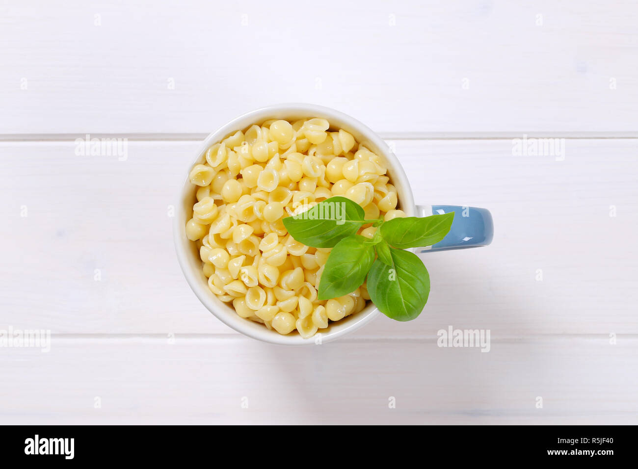 small pasta shells Stock Photo - Alamy