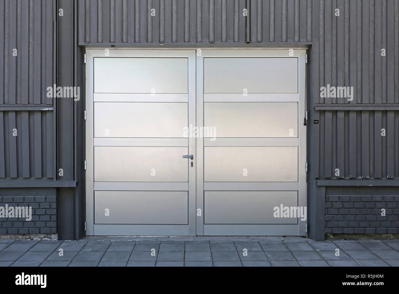 Silver doors hi-res stock photography and images - Alamy