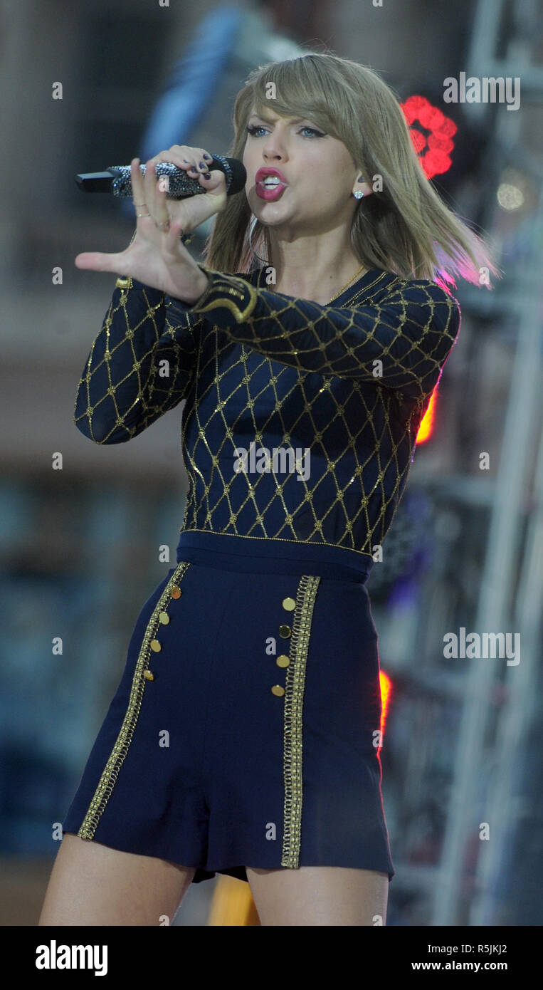 NEW YORK, NY - OCTOBER 30: Taylor Swift performs on ABC's 'Good Morning ...