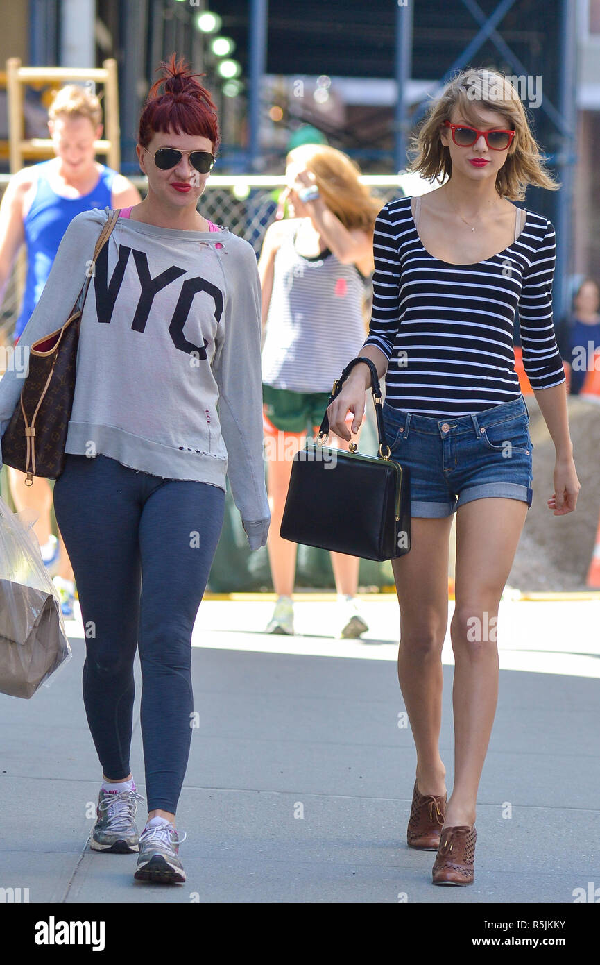 NEW YORK, NY - APRIL 12: Taylor Swift walk sin Tribeca after working ...