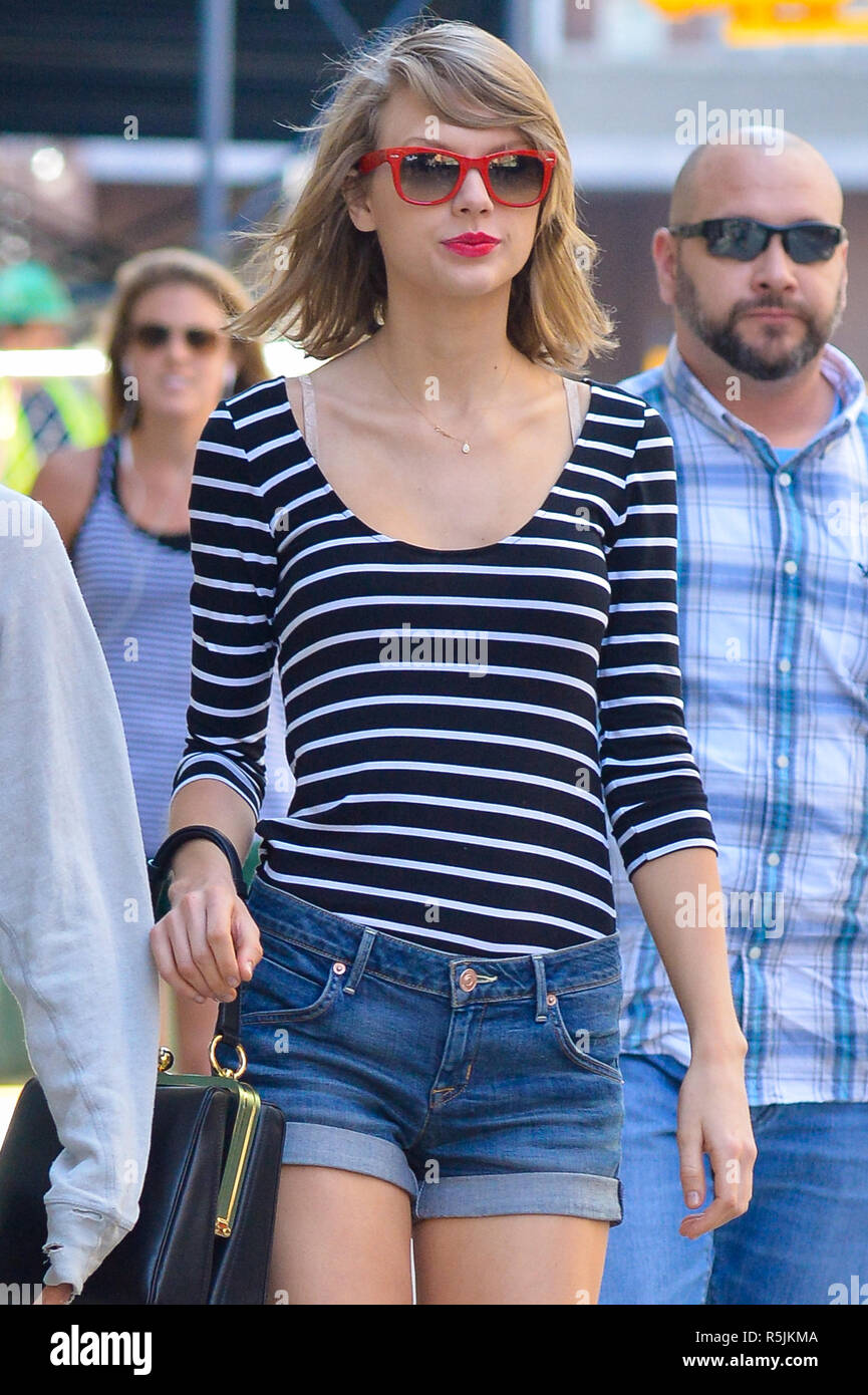 NEW YORK, NY - APRIL 12: Taylor Swift walk sin Tribeca after working ...