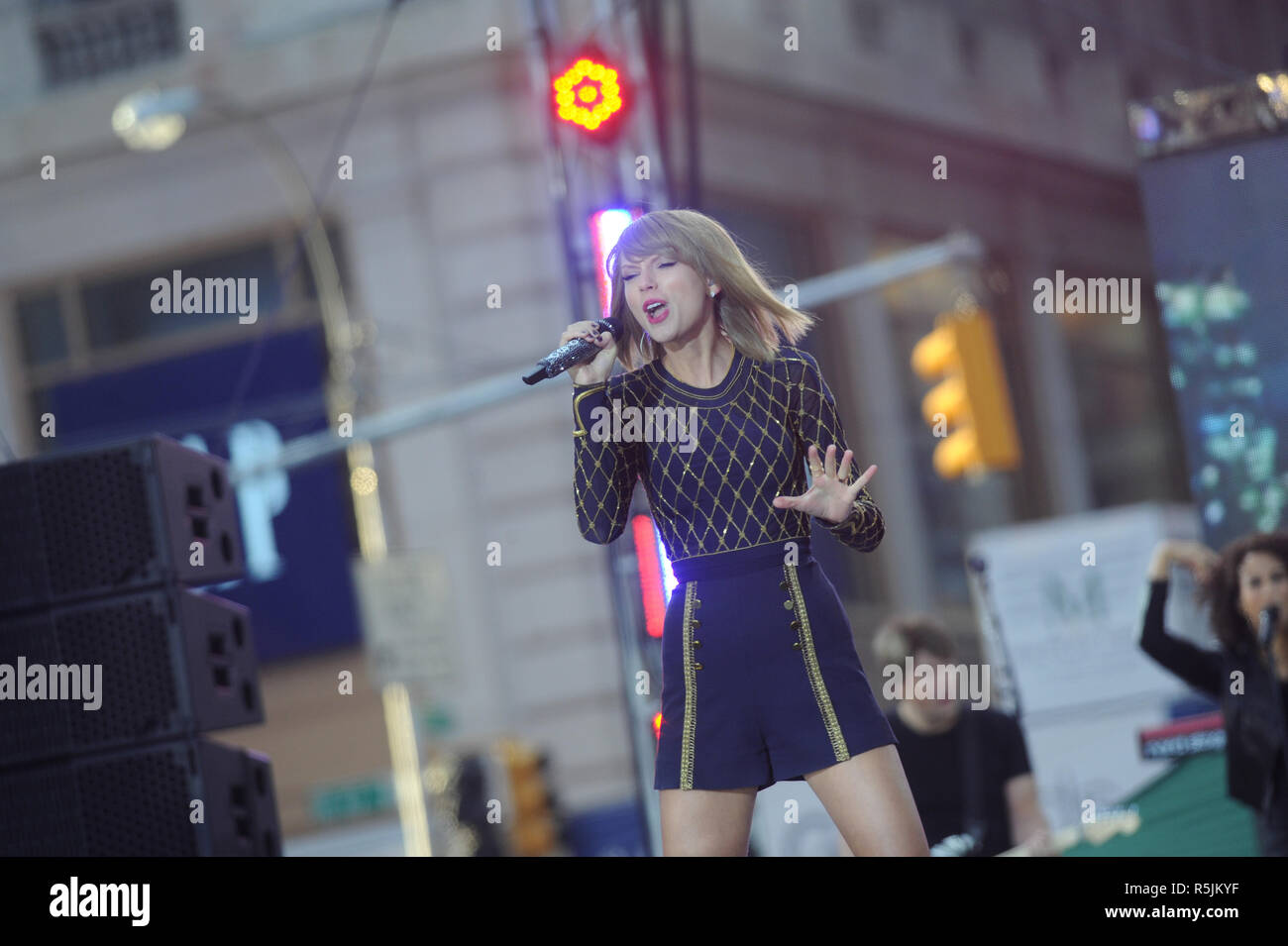 NEW YORK, NY - OCTOBER 30: Taylor Swift performs on ABC's 'Good Morning ...