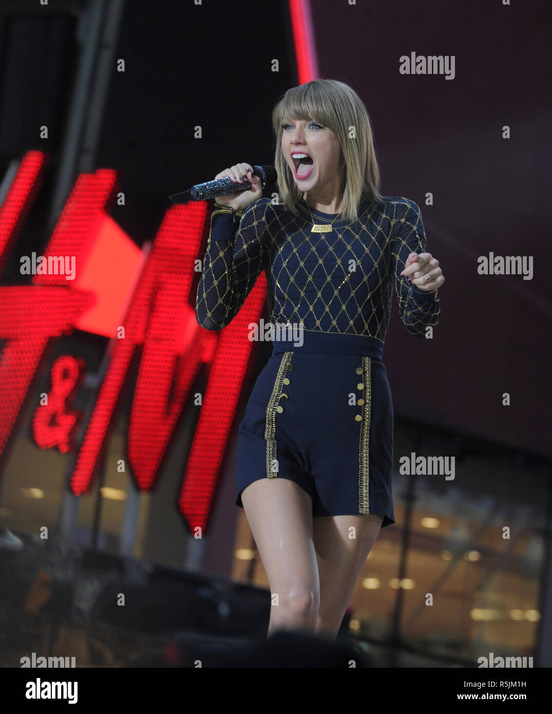 NEW YORK, NY - OCTOBER 30: Taylor Swift performs on ABC's 'Good Morning ...