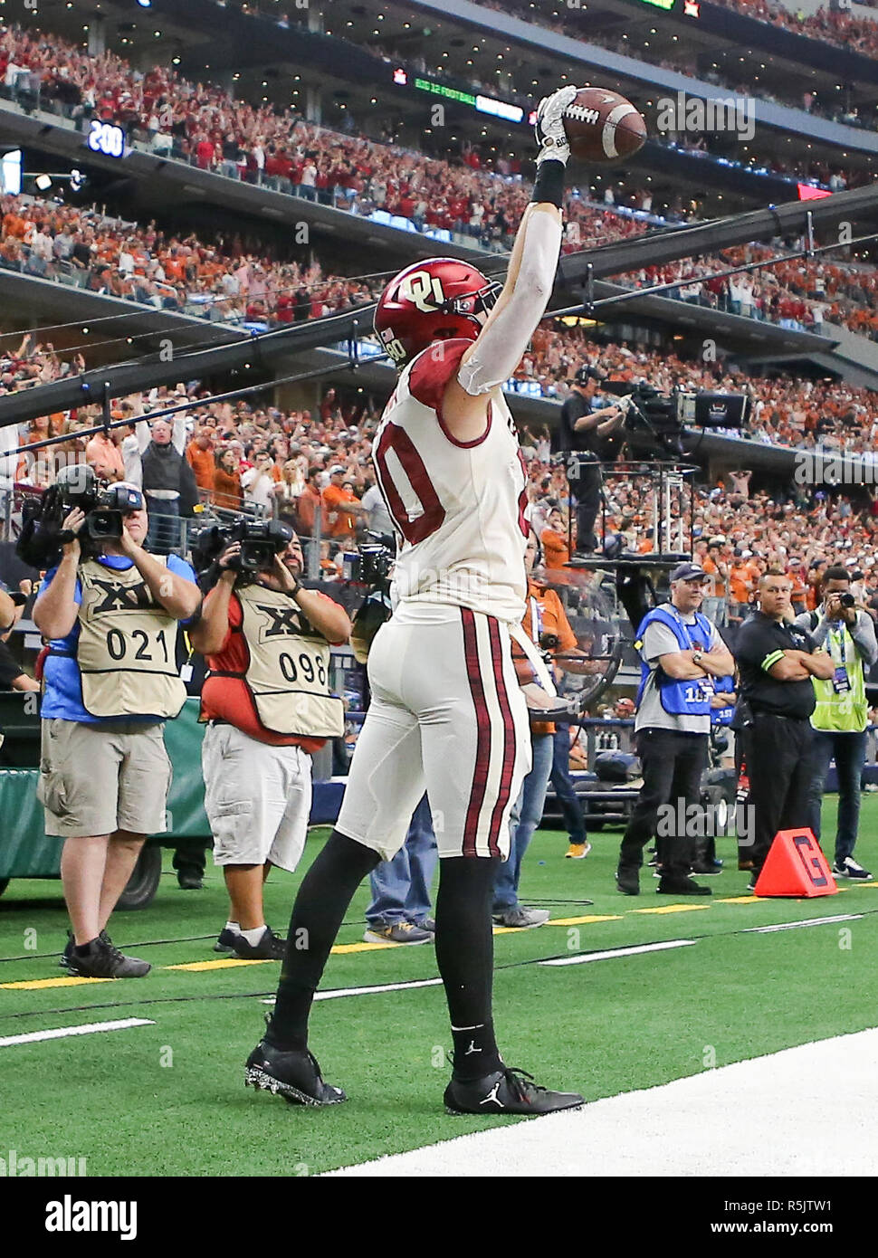 Arlington, Texas, USA. 1st Dec, 2018. Oklahoma tight end Grant ...
