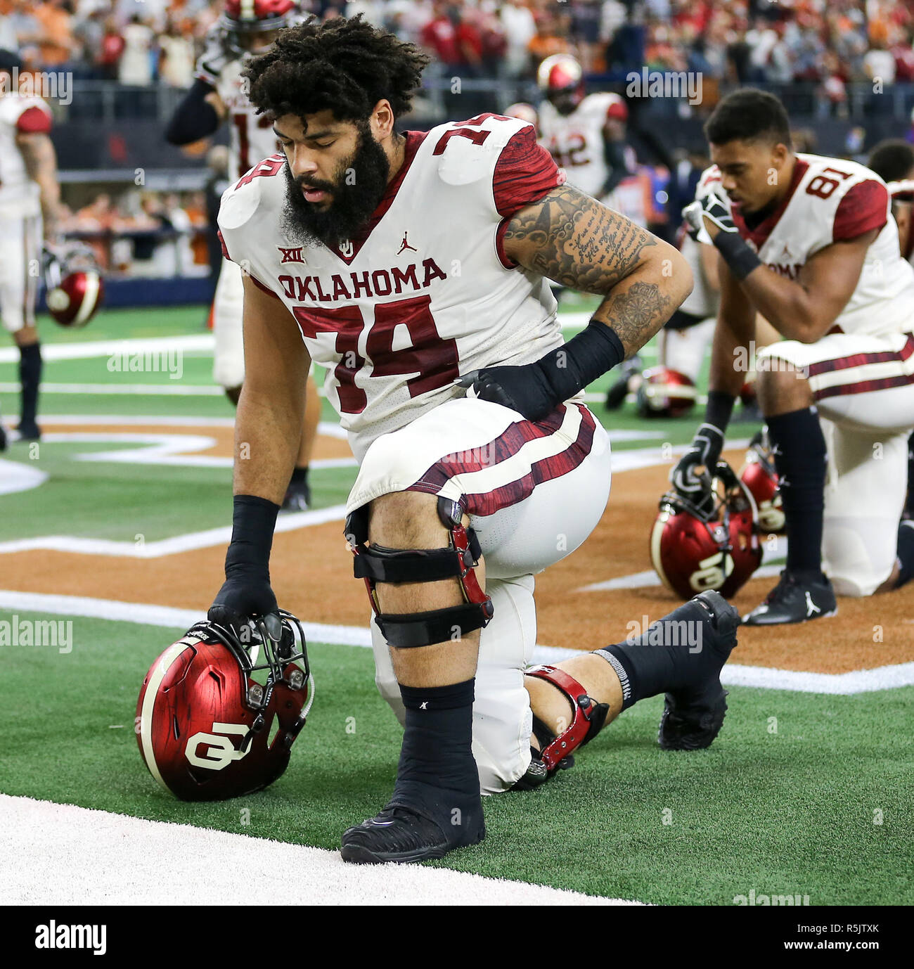 Arlington, Texas, USA. 1st Dec, 2018. Oklahoma offensive lineman Cody ...