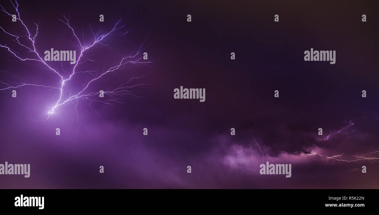 Lightning bolt flash thunderbolt hi-res stock photography and images ...