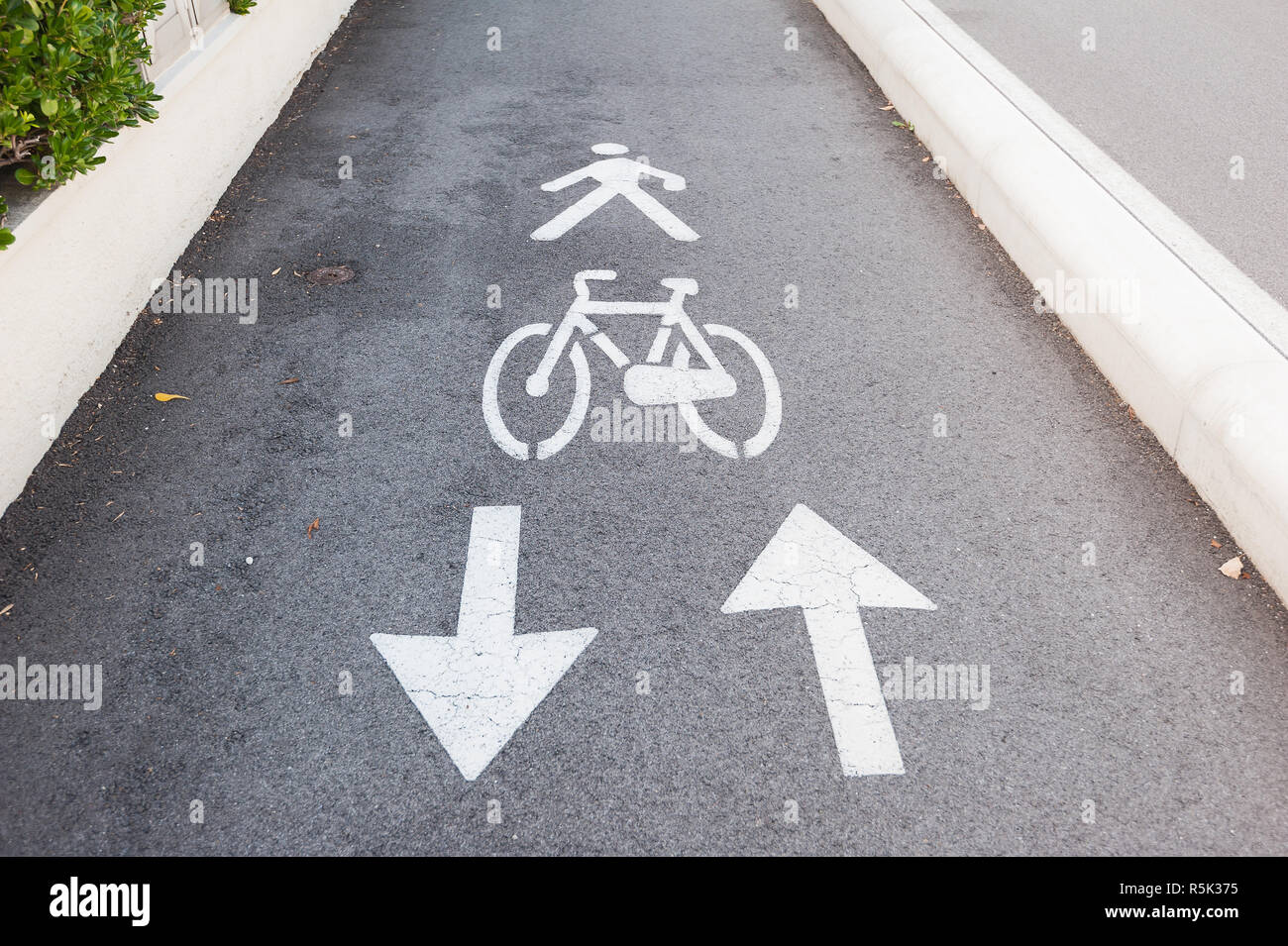 Bicycle road sign and arrow Stock Photo - Alamy