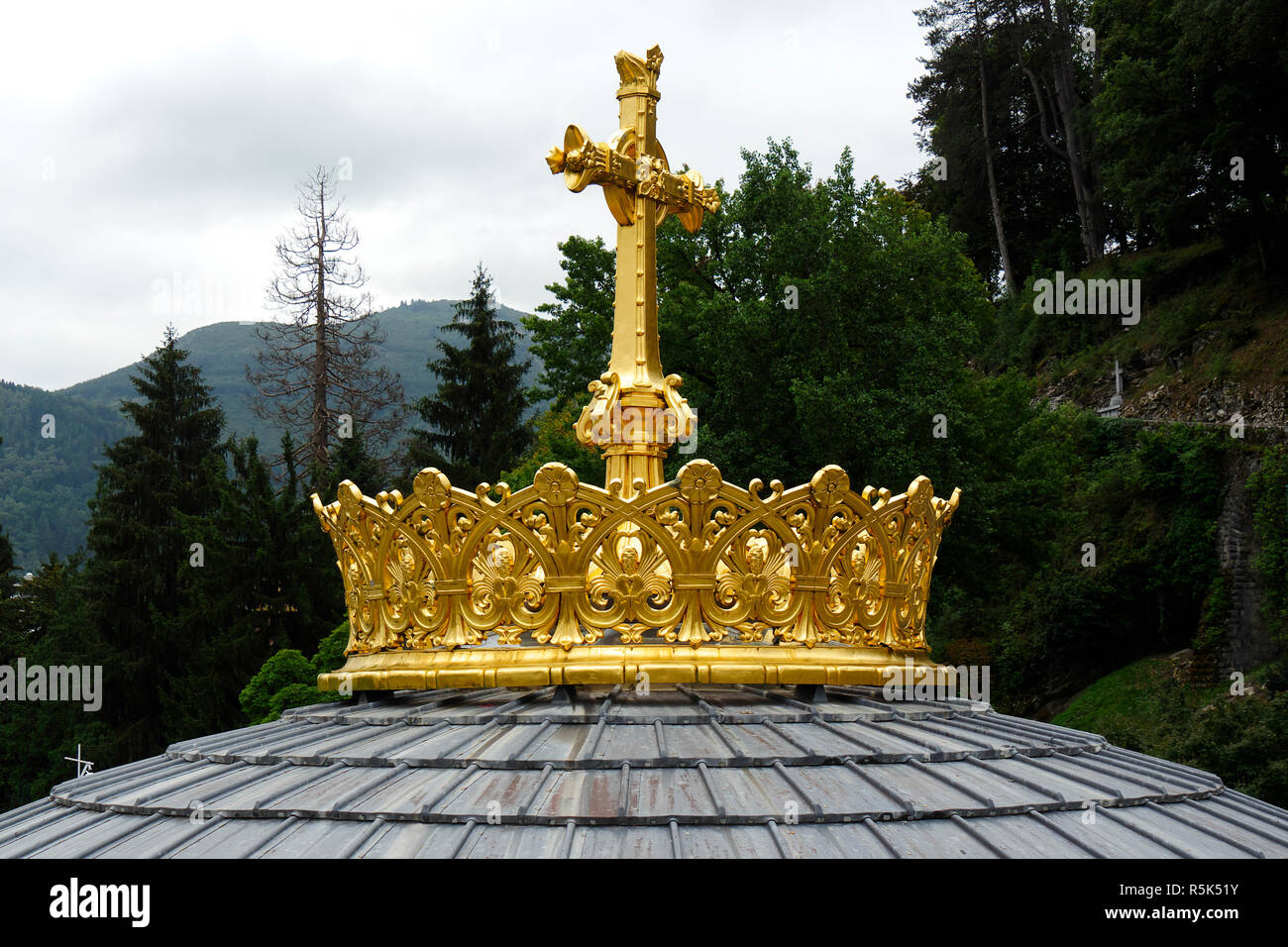 gilded crown of the lourdes basilica Stock Photo - Alamy