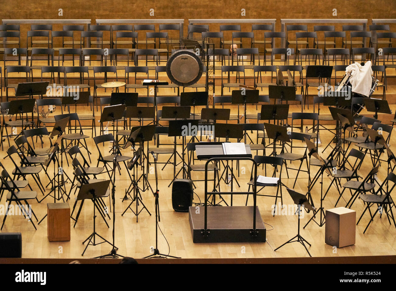 Musical chairs hi-res stock photography and images - Alamy