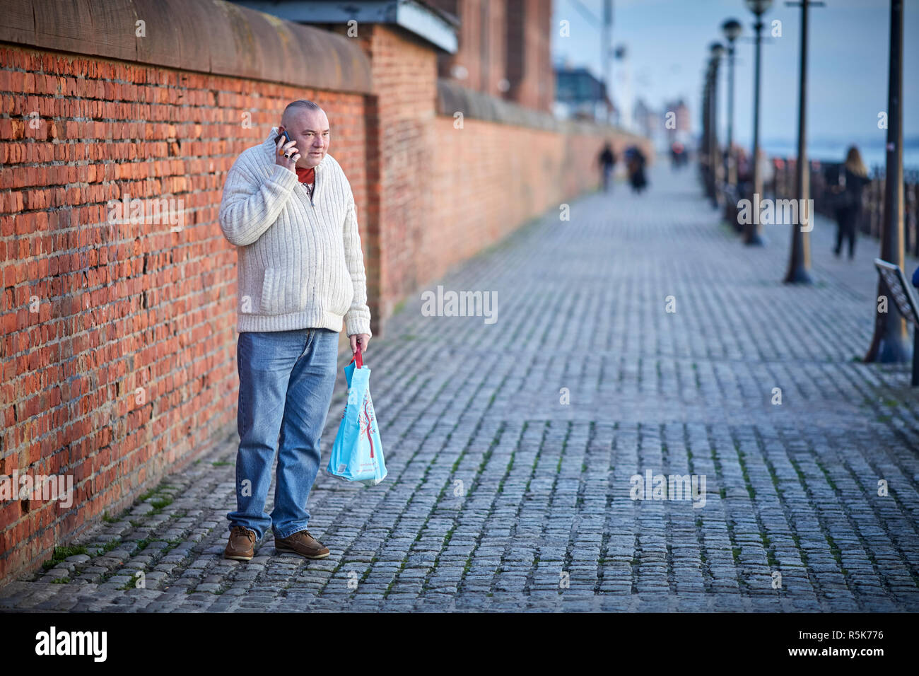 Stooped hi-res stock photography and images - Alamy