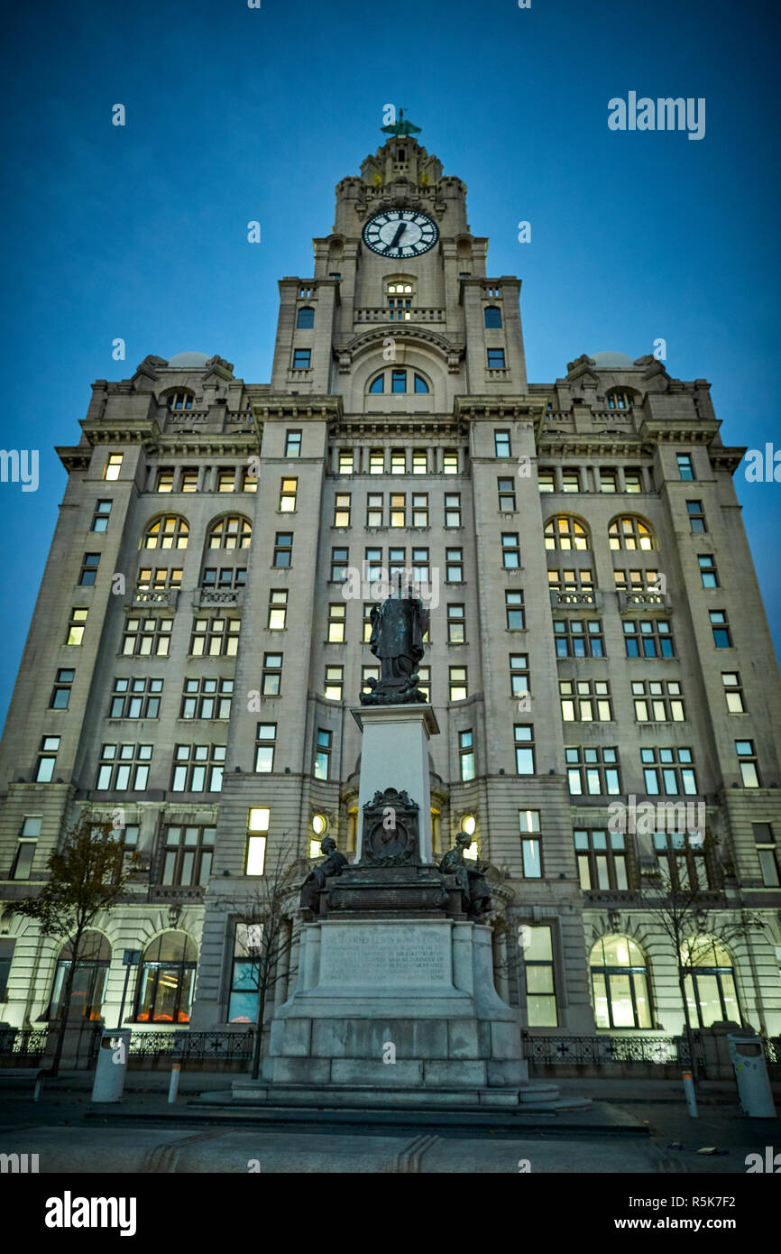 Liverpool waterfront at night hi-res stock photography and images - Alamy