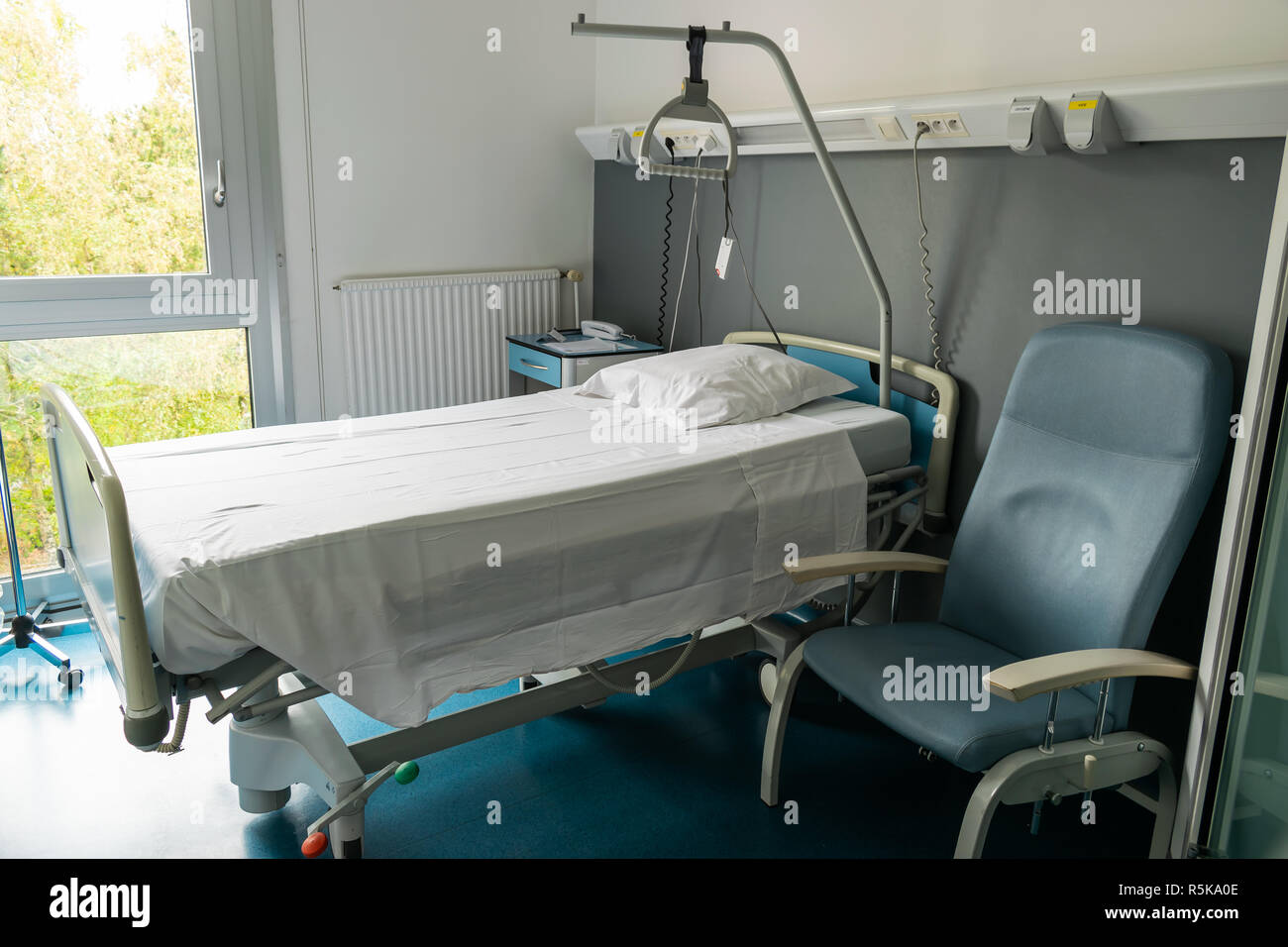 Empty hospital operating bed hi-res stock photography and images - Alamy