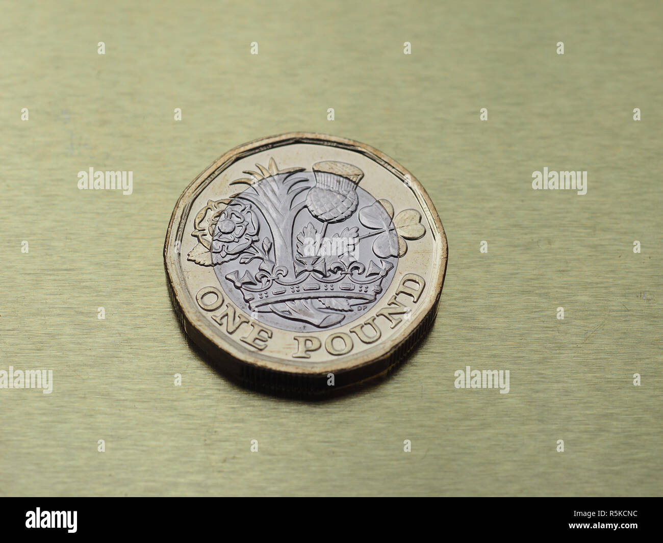 1 pound coin, United Kingdom over gold Stock Photo - Alamy