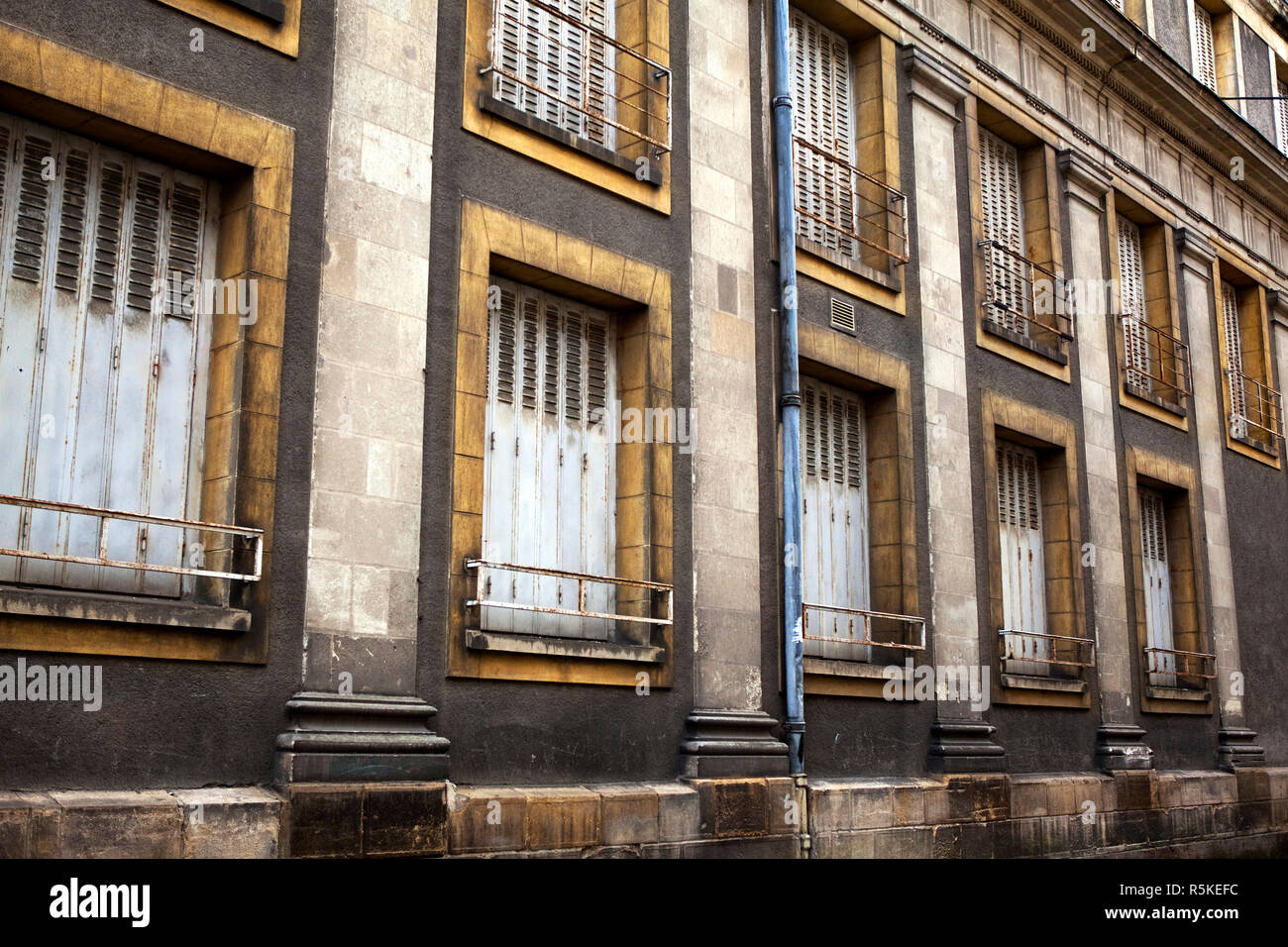 Facade of an abandoned building Stock Photo - Alamy