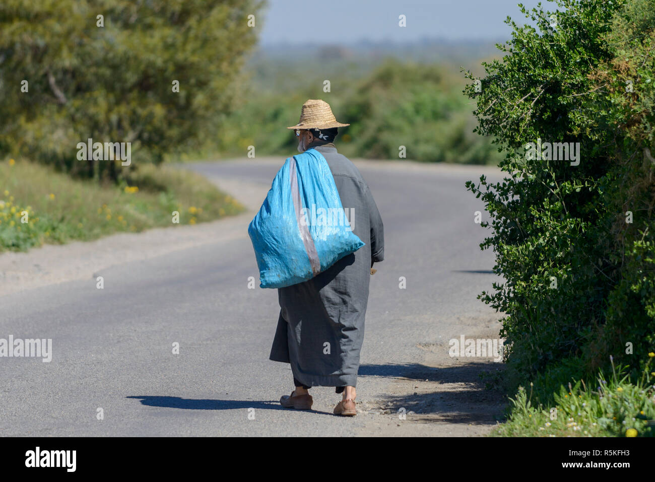 Man carrying sack hi-res stock photography and images - Alamy
