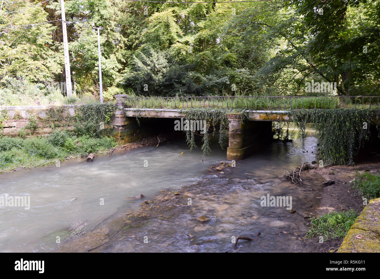 Old stone bridge forged hi-res stock photography and images - Alamy