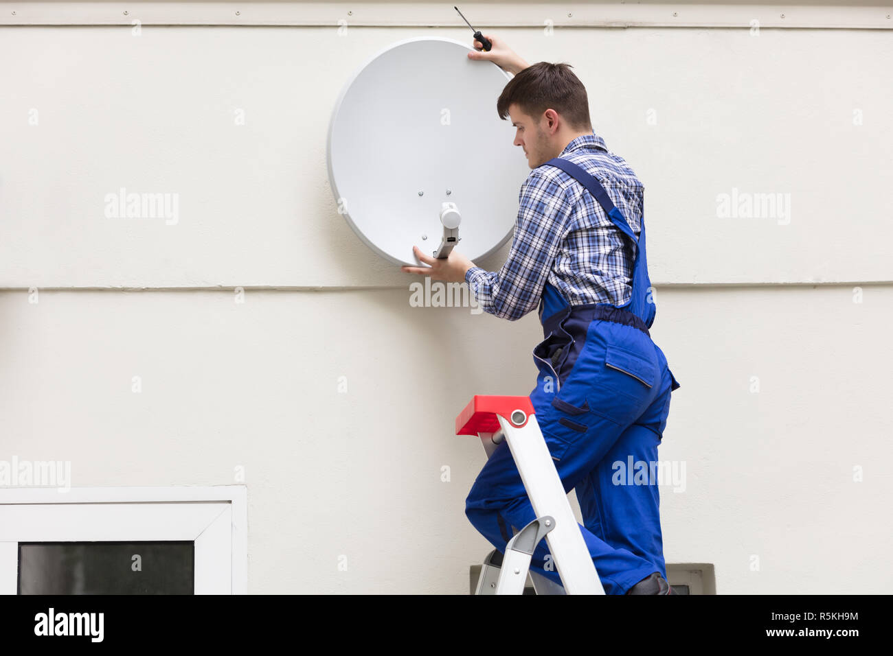 Installing satellite dish hi-res stock photography and images - Alamy