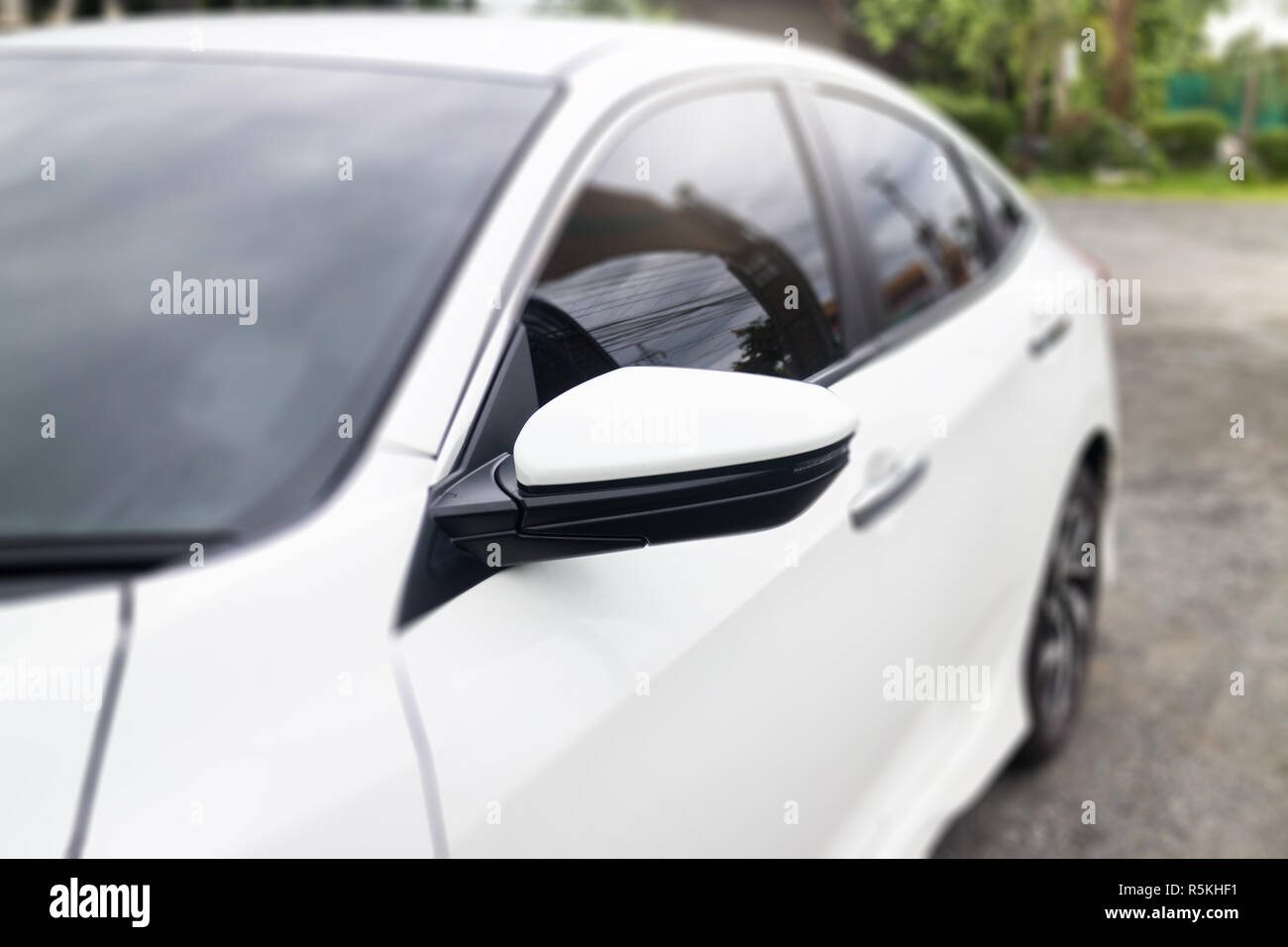 Mirror side of white modern car Stock Photo - Alamy
