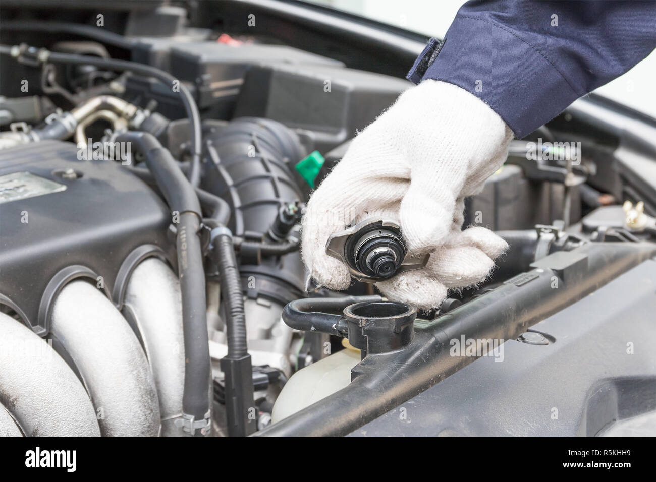 Auto mechanic check engine car Stock Photo - Alamy