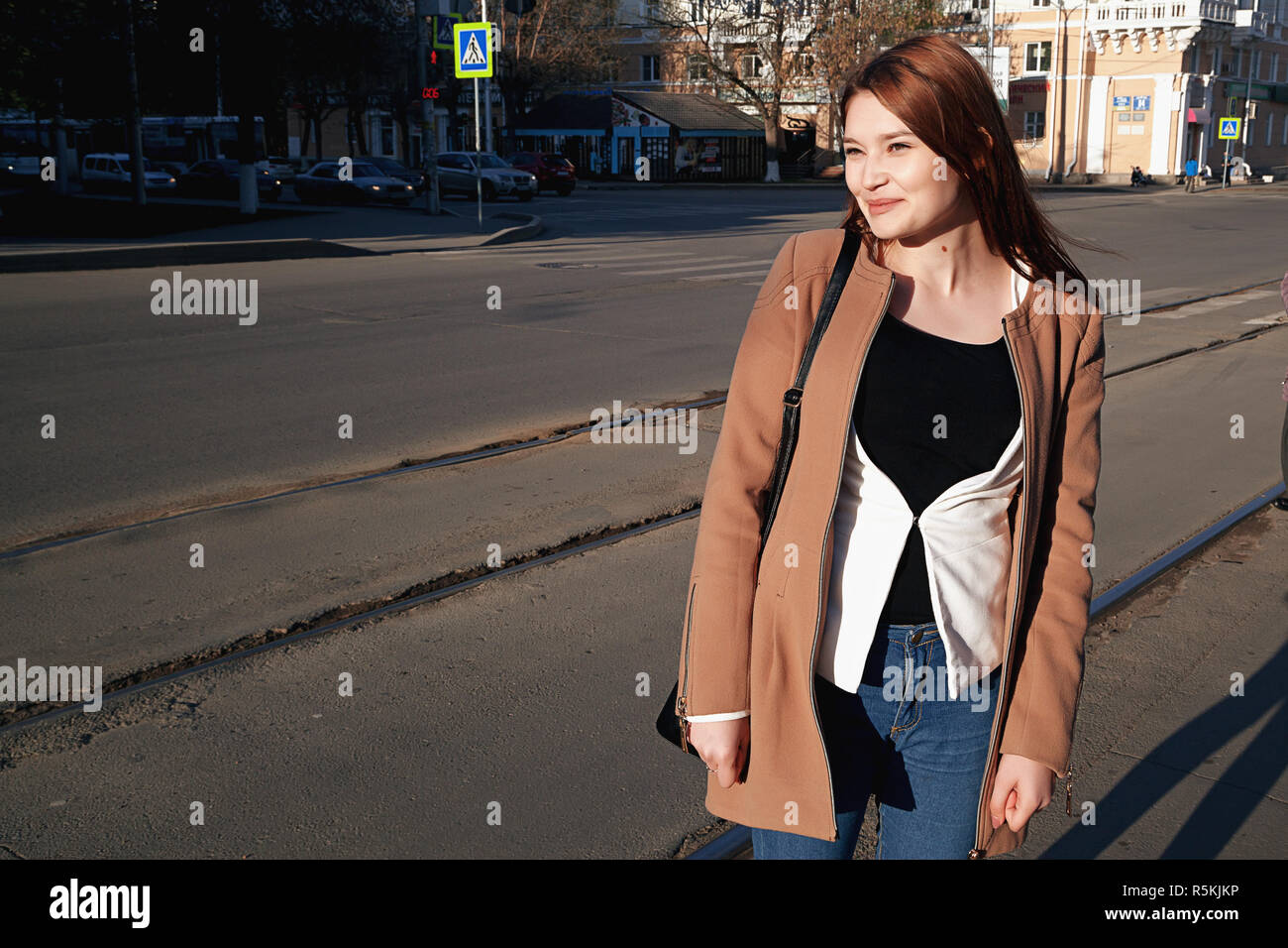 Urban girl standing out from the crowd at a city street Stock Photo - Alamy