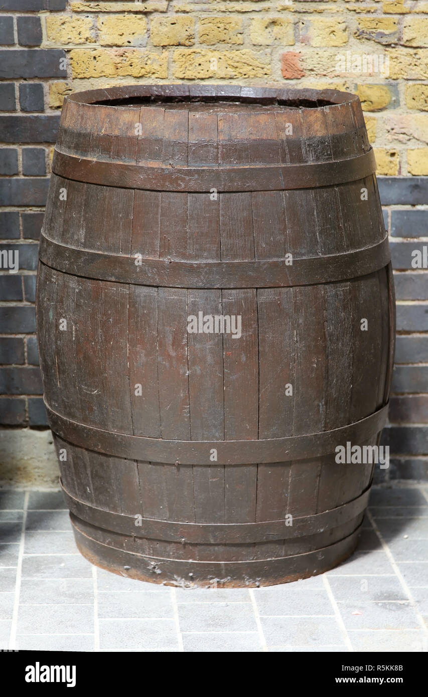 Old wooden barrel Stock Photo - Alamy